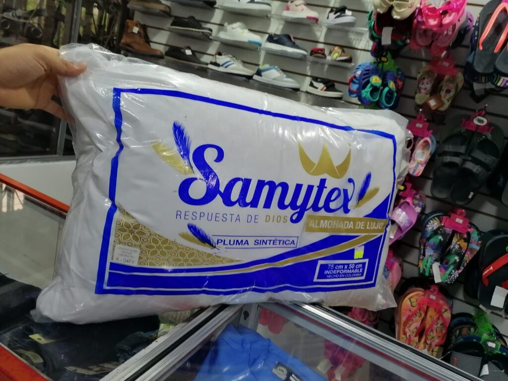 Almohada Siliconada 50×75 cm Con forro Liso – LiLi Variedades